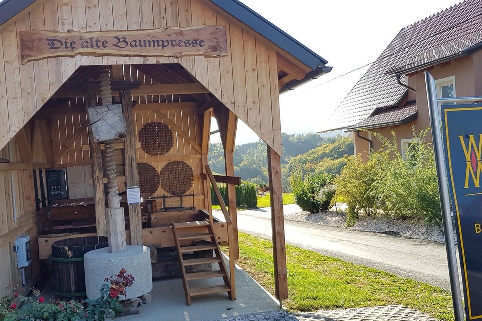 Alte Baumpresse beim Weingut Muster Bernhard in Leutschach an